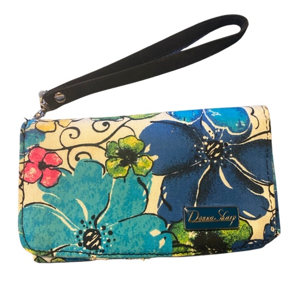Donna Sharp | Bags | Donna Sharp Wristlet | Poshmark
